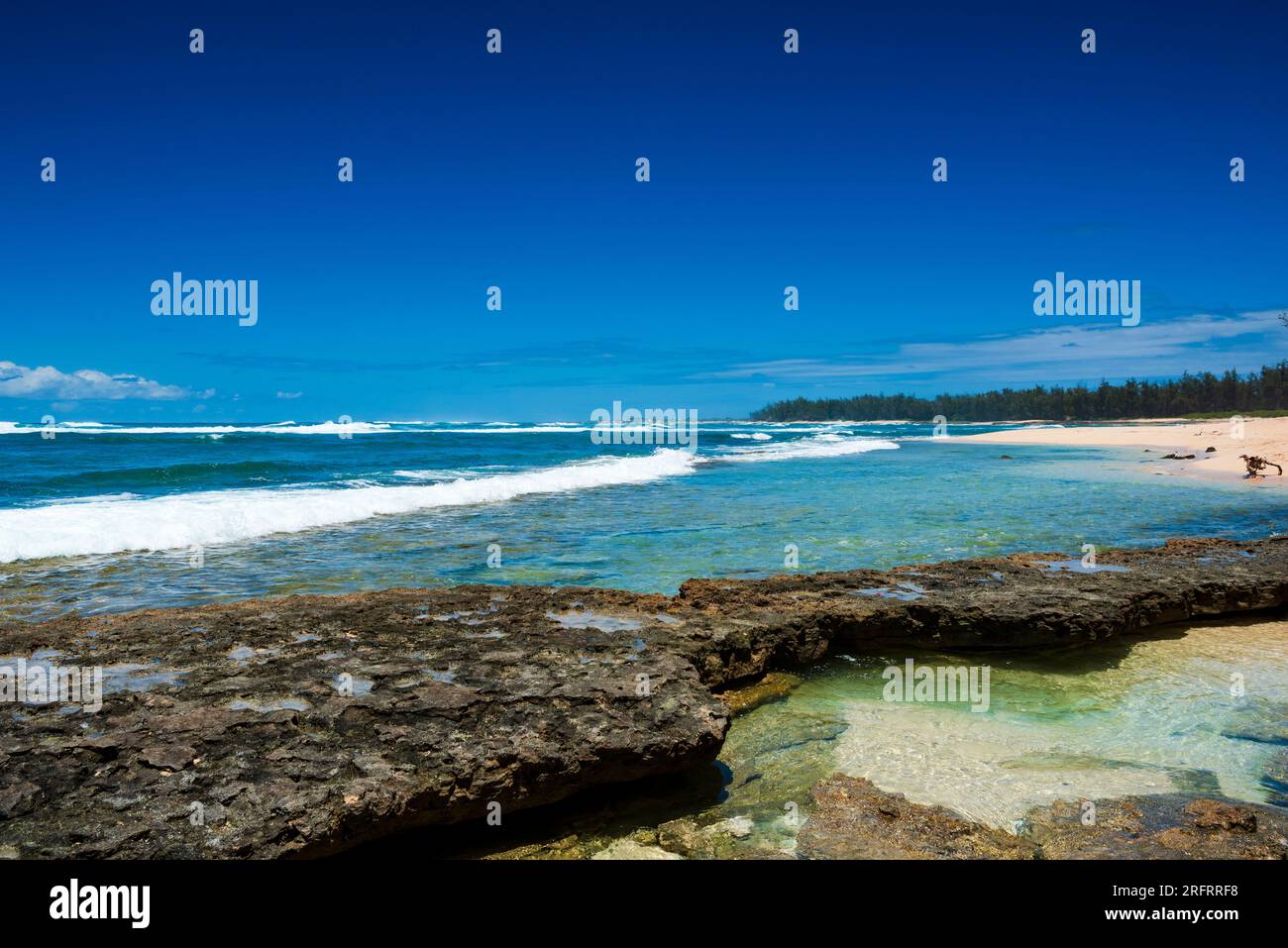 Reef rocks and sand beach at Keiki beach Stock Photo - Alamy
