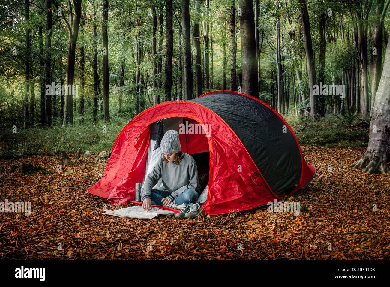 Woman traveler exploring map hi-res stock photography and images - Alamy