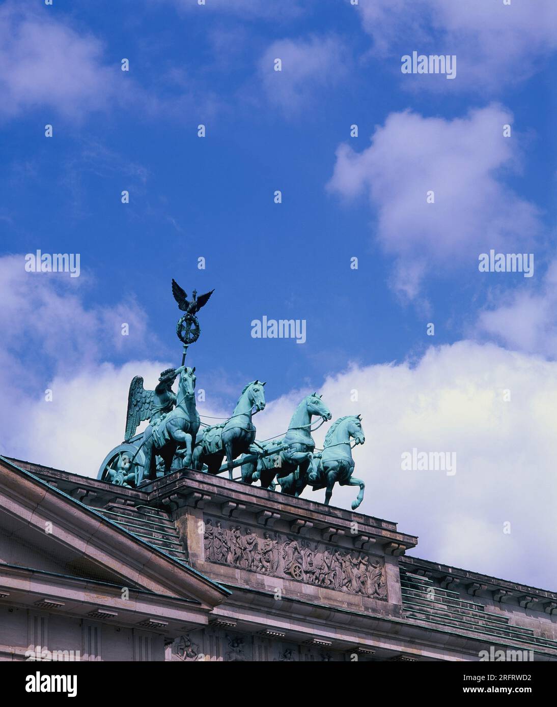 Berlin statue atop brandenburg gate hi-res stock photography and images ...
