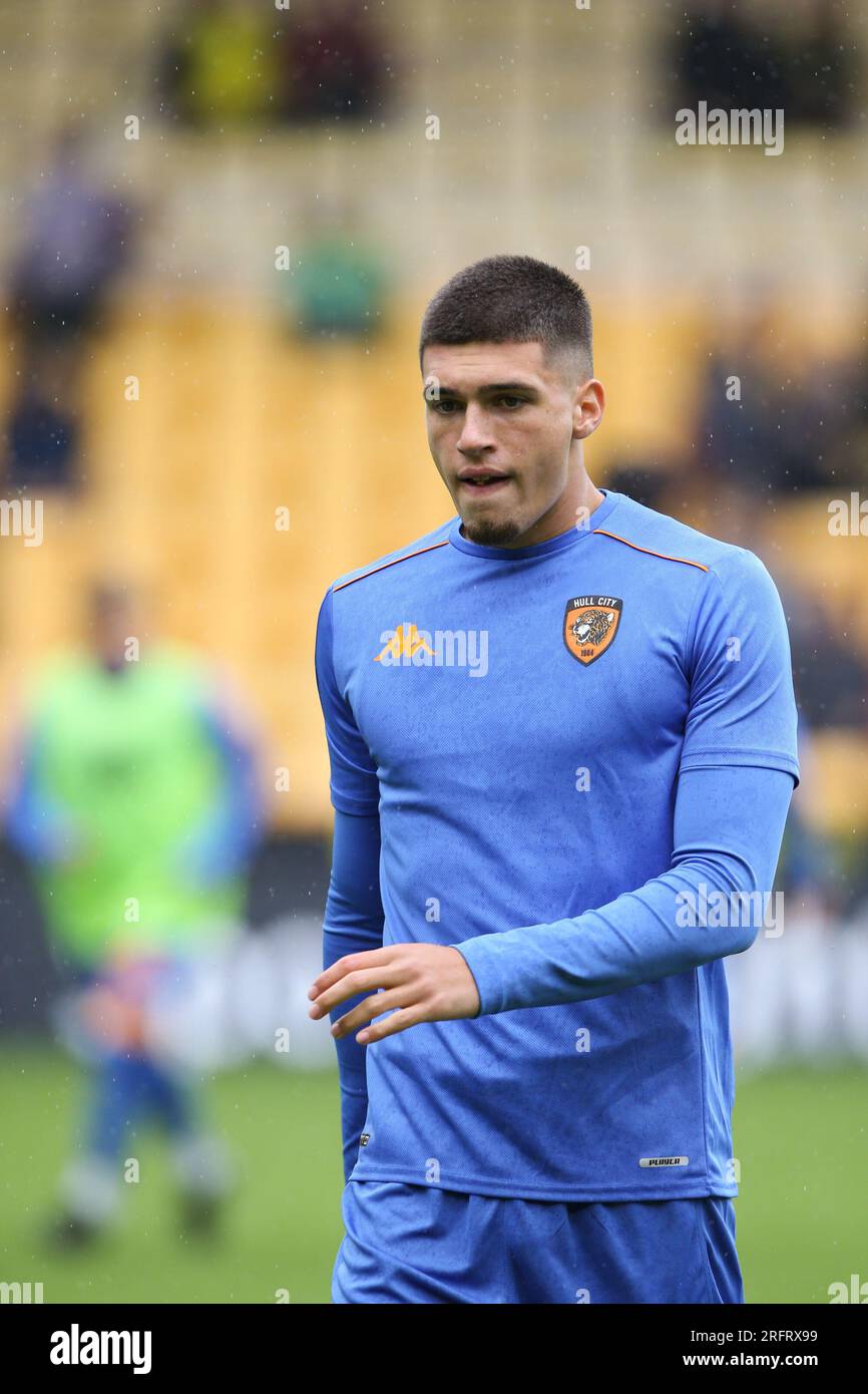Xavier Simons #18 of Hull City warms up during the Sky Bet Championship ...