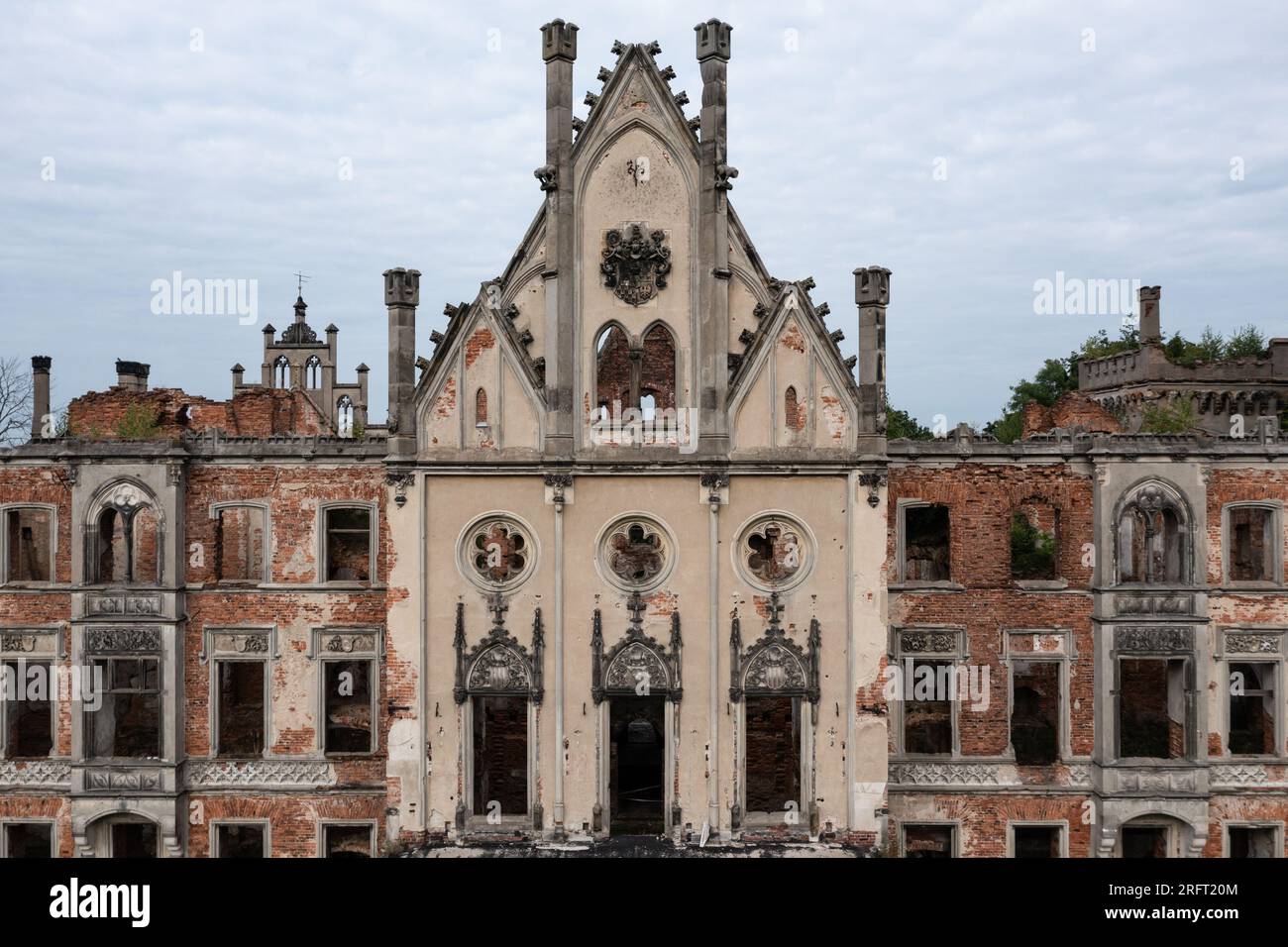 Gothic castle exterior gloomy hi-res stock photography and images - Alamy