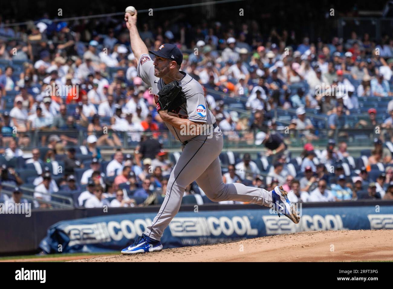 Houston Astros starting pitcher Justin Verlander delivers against the ...