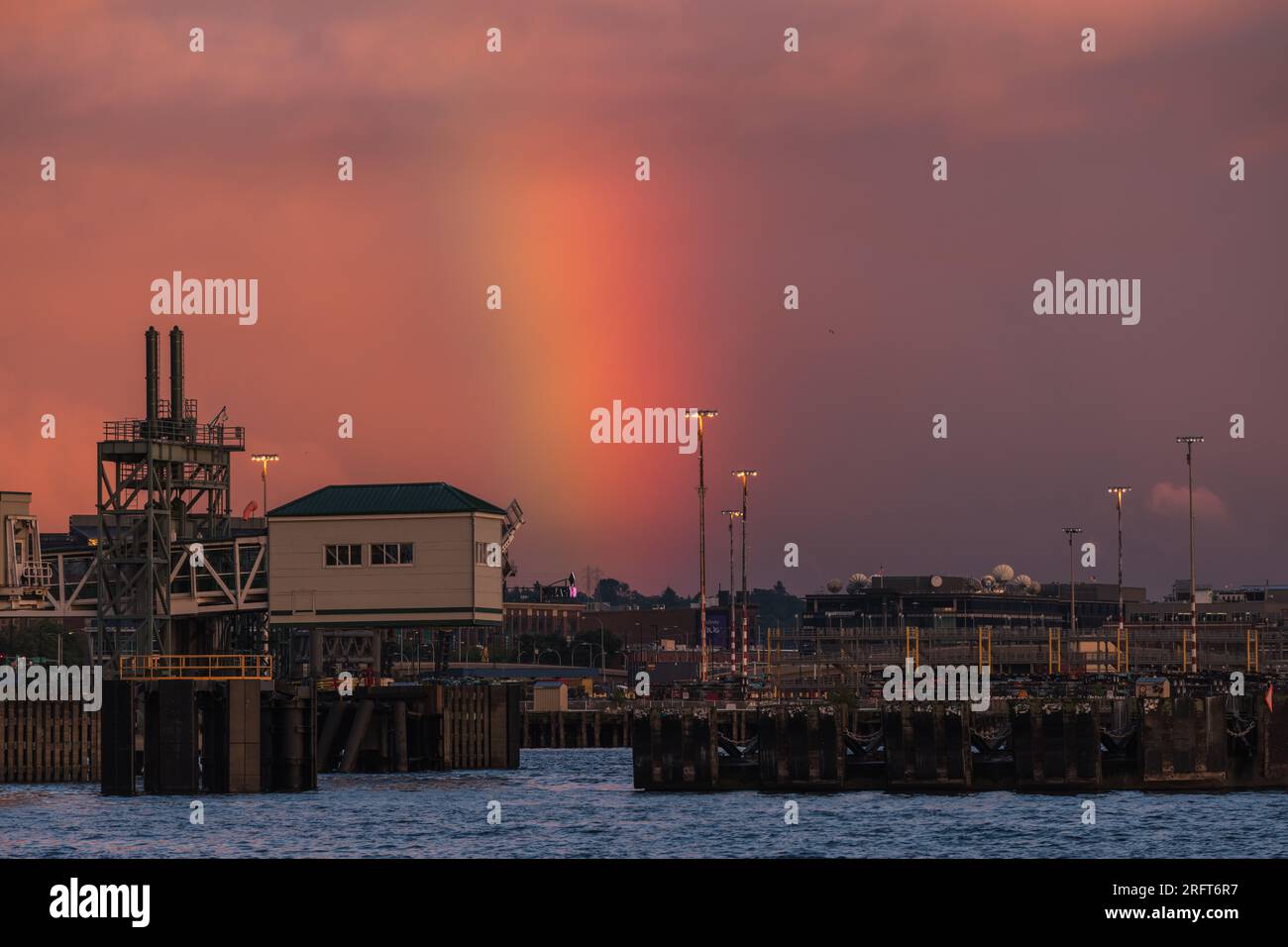 Seattle, USA. 4th Aug, 2023. A rainbow sunset on the waterfront Stock ...