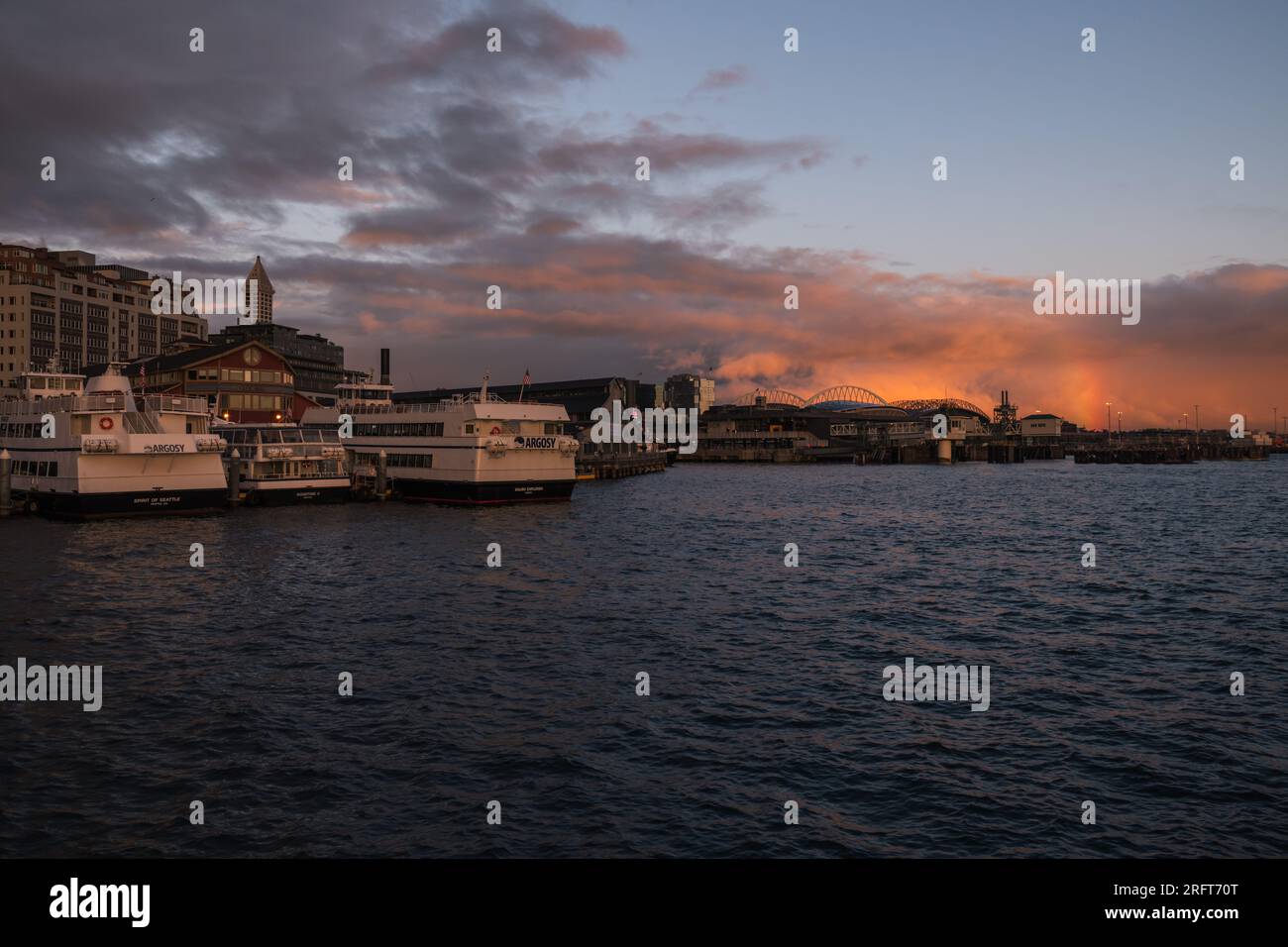 Seattle, USA. 4th Aug, 2023. A rainbow sunset on the waterfront Stock ...