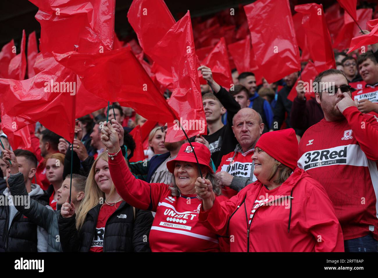 Middlesbrough fans cheer on their team hi-res stock photography and ...