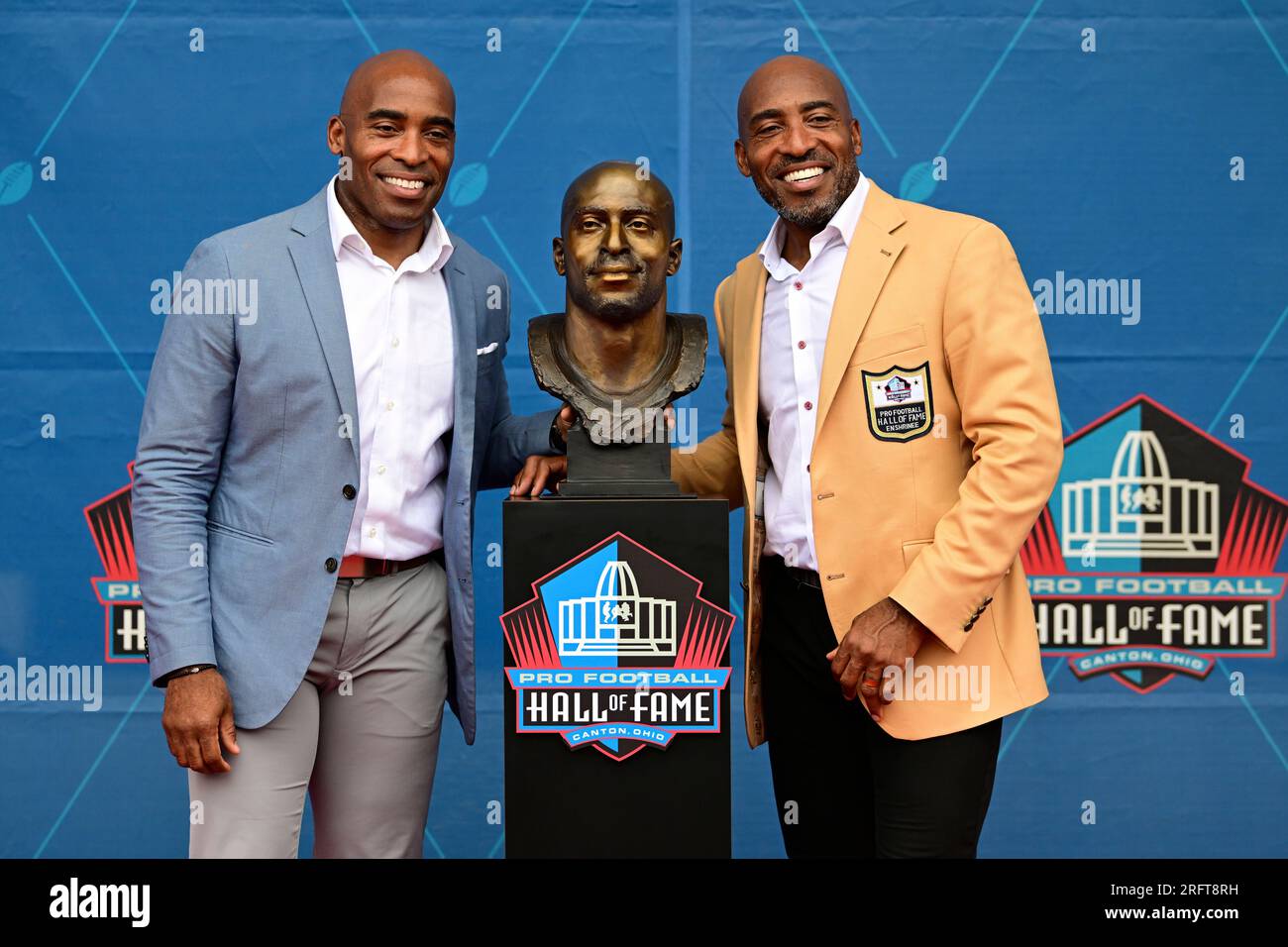 Former NFL player Ronde Barber, right, poses with his twin brother Tiki ...
