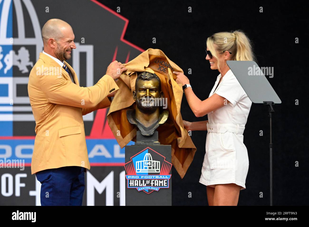 Former NFL player Joe Thomas, left, and his wife Annie unveil his bust ...
