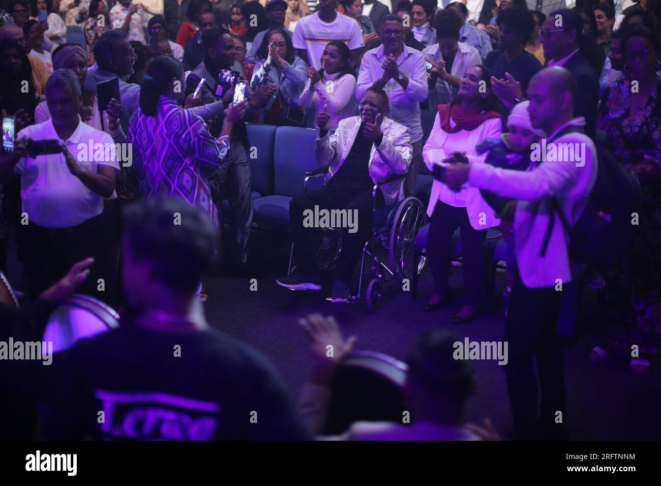 Les titres de jean claude gaspard retrouvent la scene hi-res stock ...