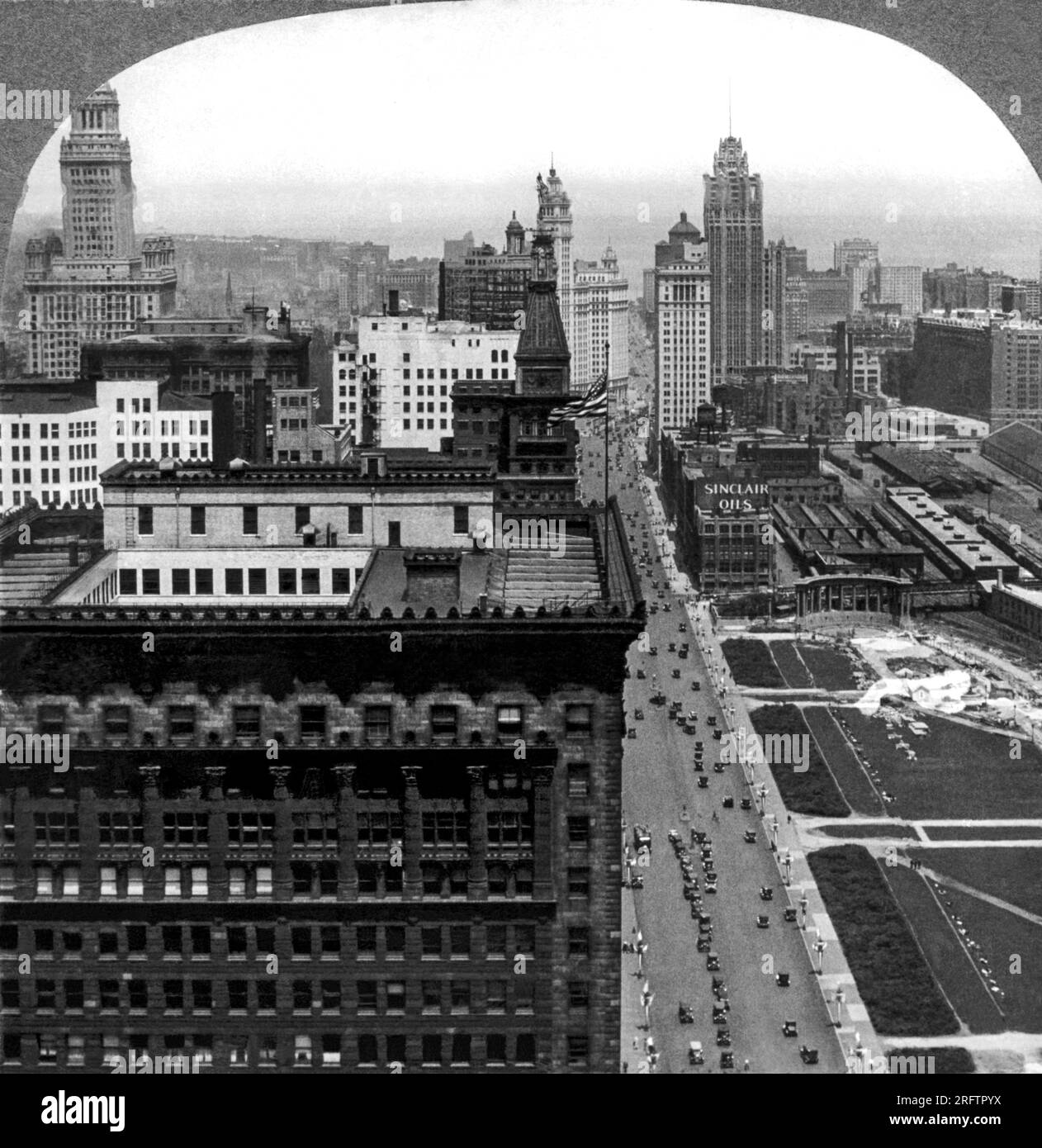 Chicago skyline 1920s Black and White Stock Photos & Images - Alamy
