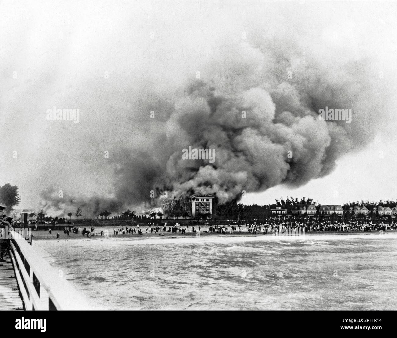 Palm Beach, Florida: March 21, 1925 Thousands gather on the beach to ...