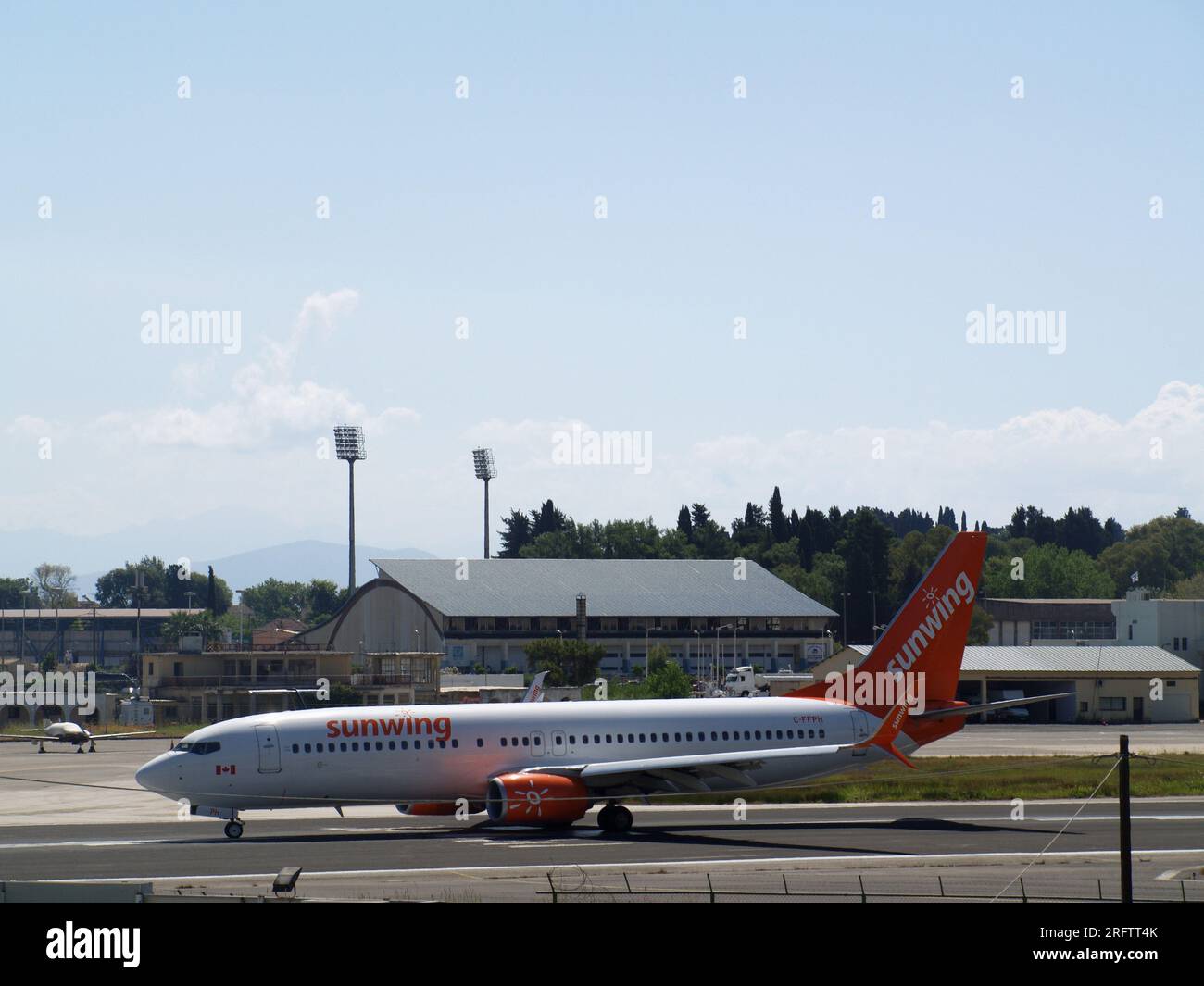 Sunwing plane hi-res stock photography and images - Alamy