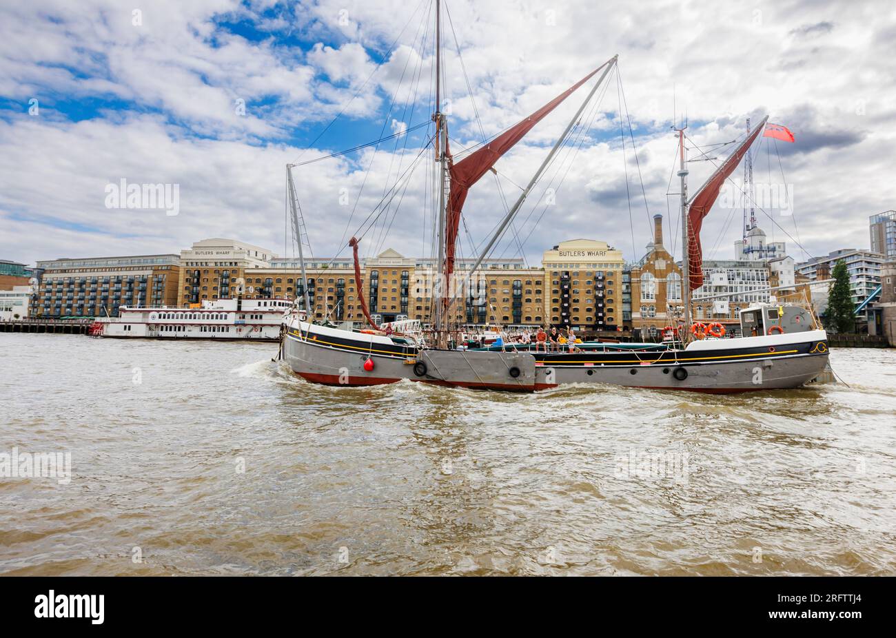Historic tall masted Thames Sailing Barge ‘Will’ sails downstream past ...