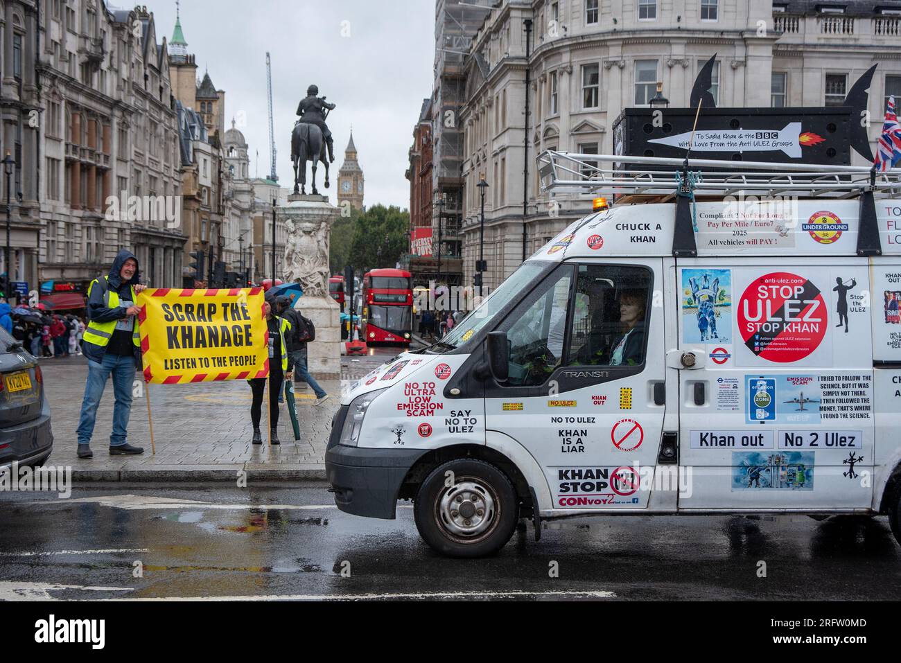 London, UK. 05th Aug, 2023. Protesters hold a banner while a van drives ...
