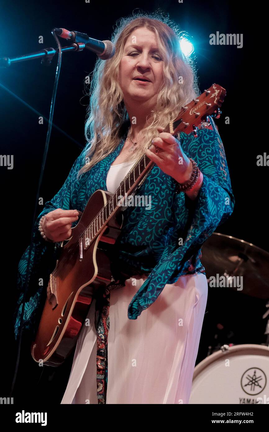 Led zeppelin performing bonham hi-res stock photography and images - Alamy