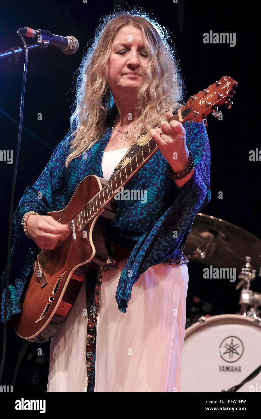 Led zeppelin performing bonham hi-res stock photography and images - Alamy