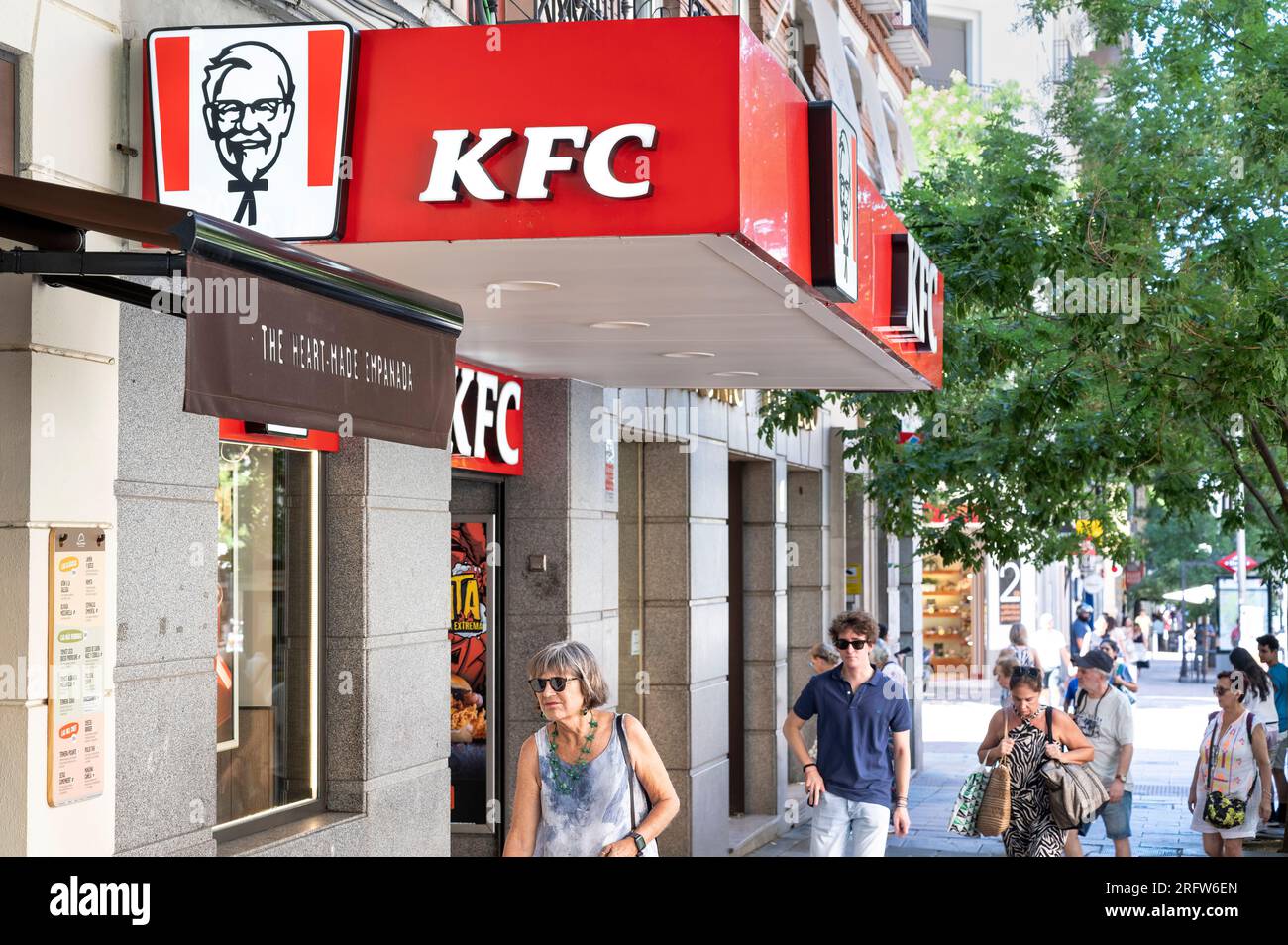 Madrid, Spain. 04th Aug, 2023. Pedestrians walk past the American fast ...