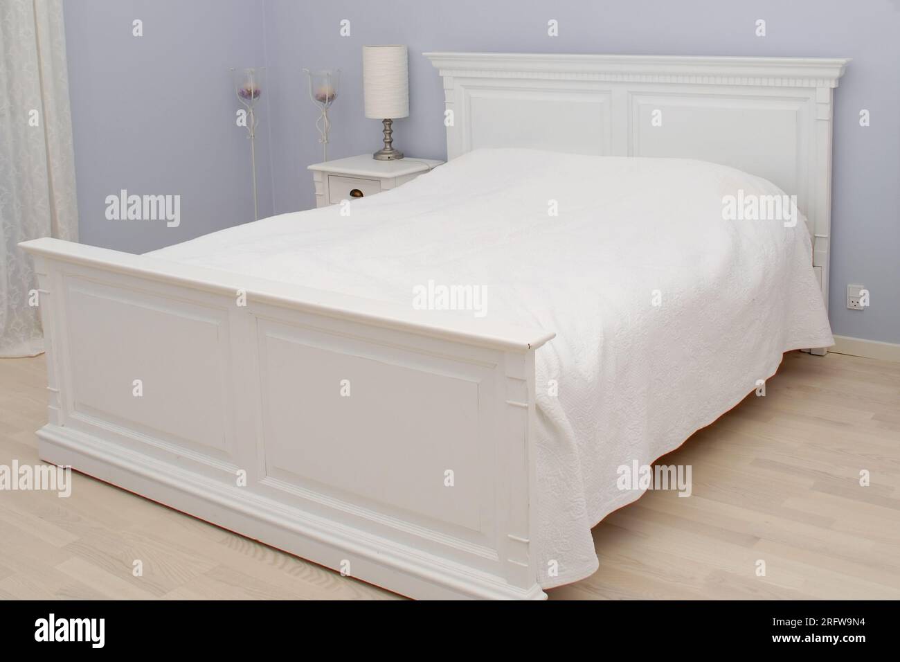 An empty bed in a bedroom Stock Photo - Alamy