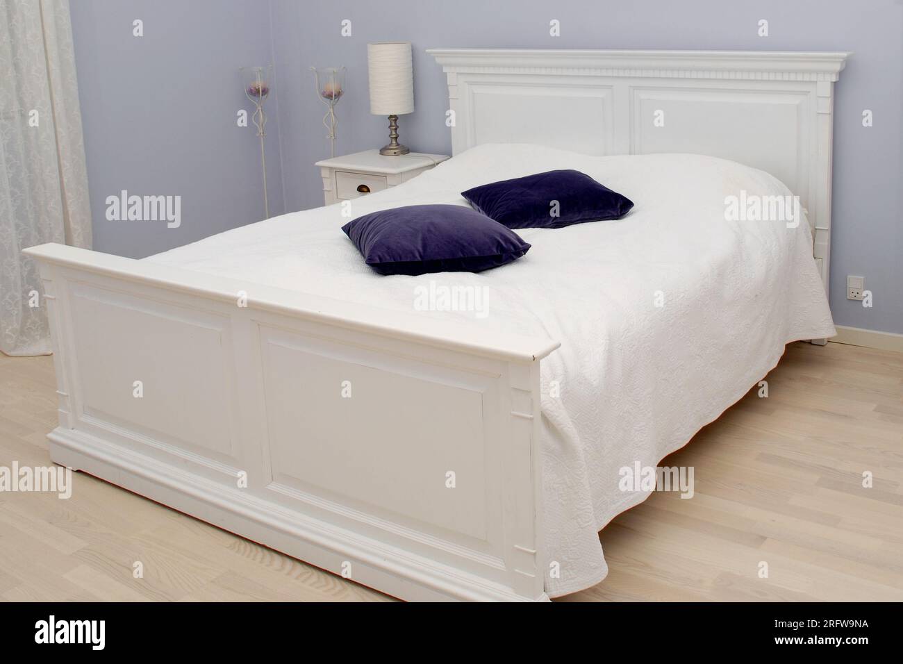 An empty bed in a bedroom Stock Photo - Alamy