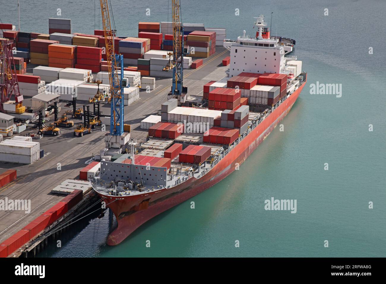 Dockside bulk shipping unloading hi-res stock photography and images ...
