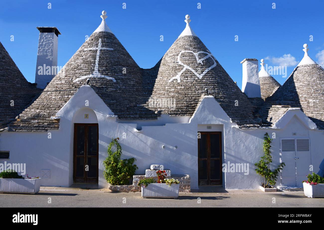ITALY, PUGLIA, TRULLIS OF THE VILLAGE OF ALBEROBELLO, LISTED AS WORLD ...