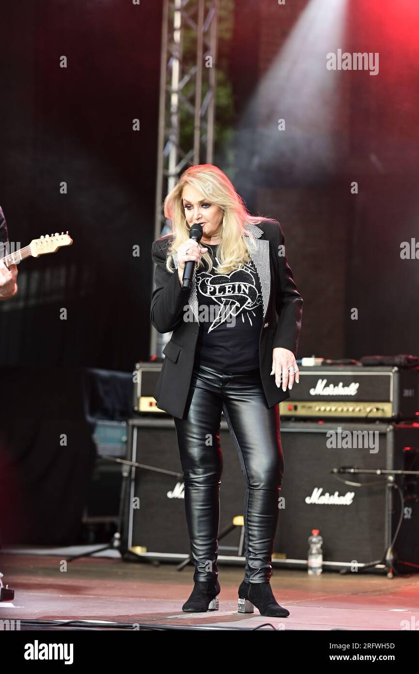 Bonnie Tyler live beim Konzert der Between The Earth & The Stars Tour ...