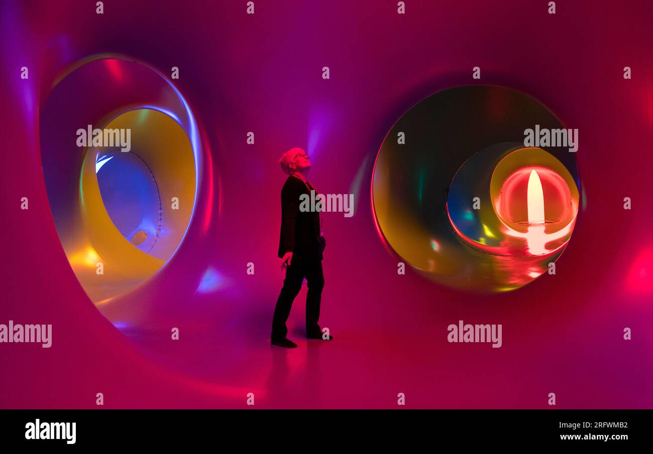 People explore the Terceradix luminarium, created by Architects of Air ...