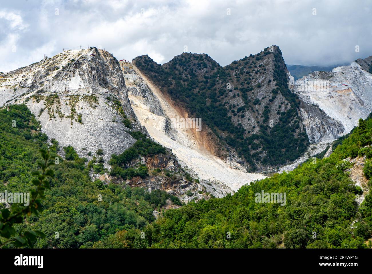 marble mountains in carrara italy Stock Photo - Alamy