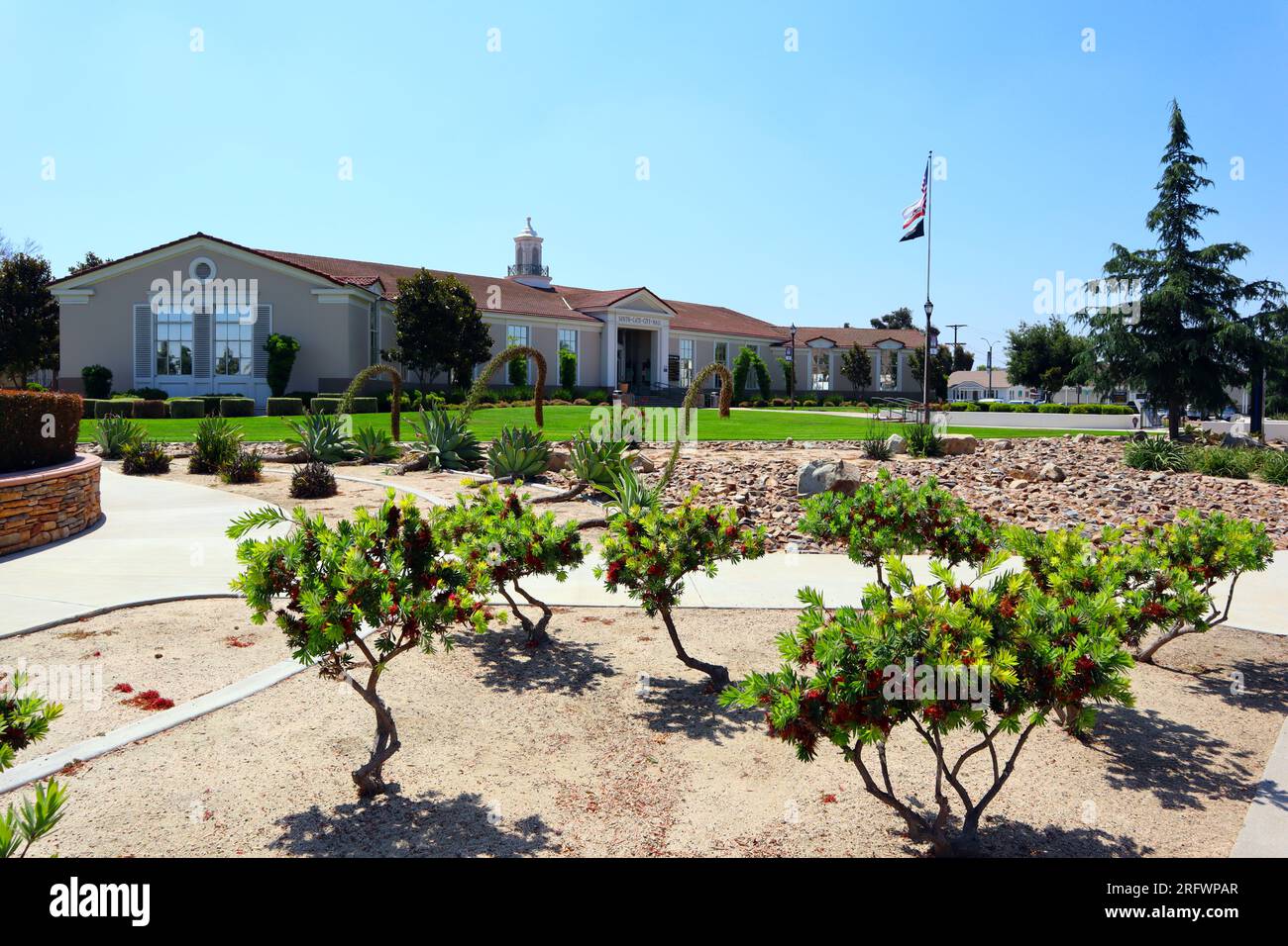 SOUTH GATE (Los Angeles County), California: SOUTH GATE City Hall at ...