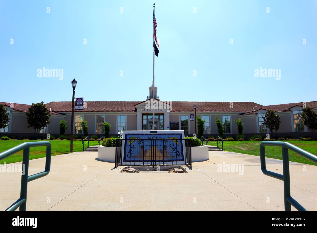 SOUTH GATE (Los Angeles County), California: SOUTH GATE City Hall at ...