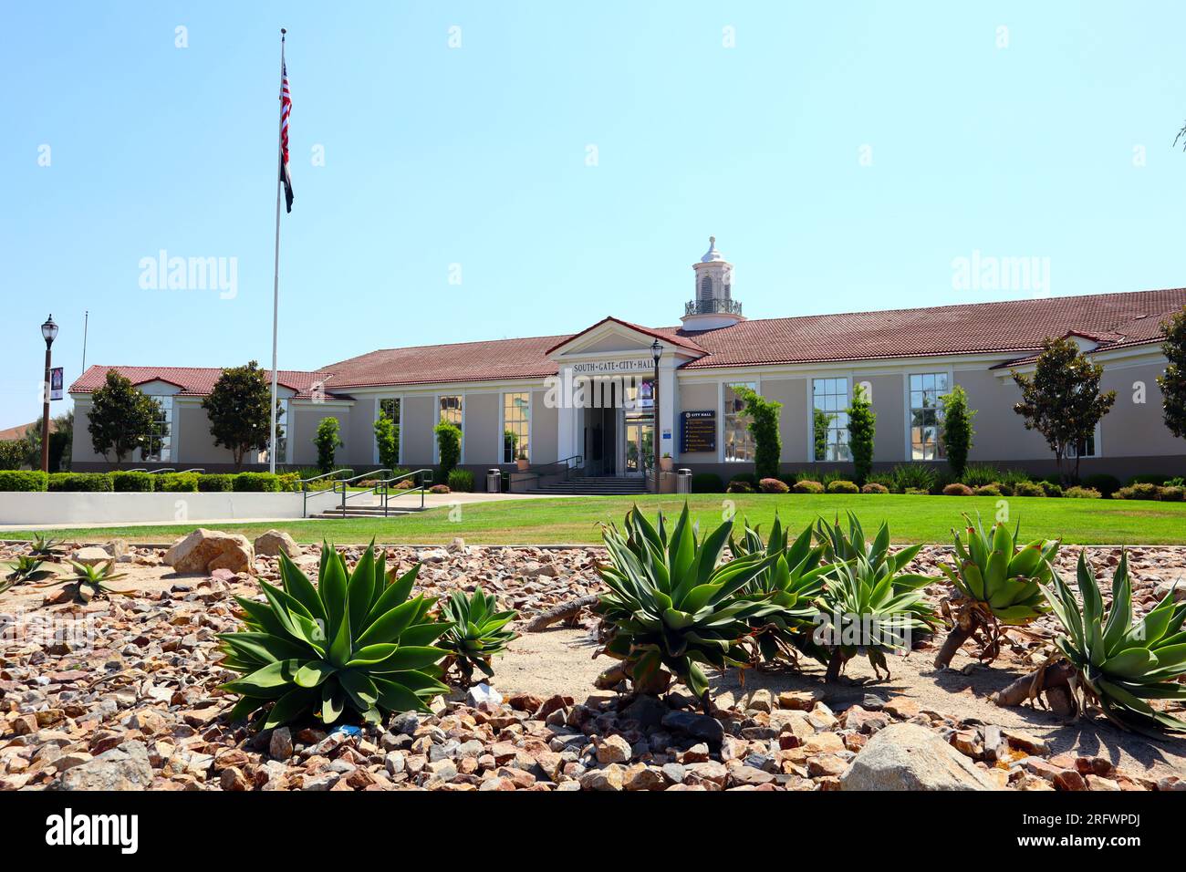 SOUTH GATE (Los Angeles County), California: SOUTH GATE City Hall at ...