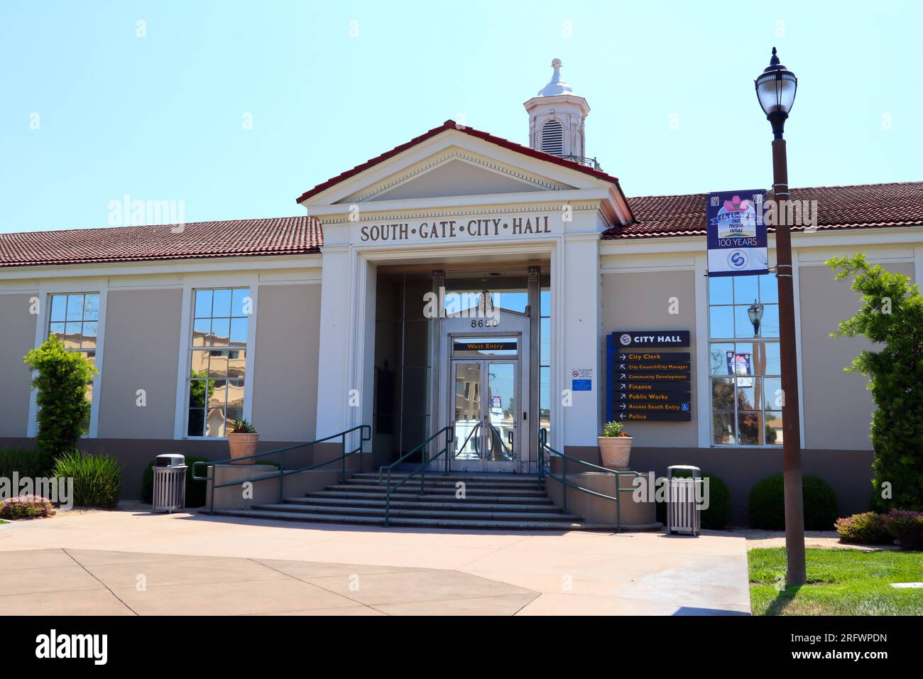 SOUTH GATE (Los Angeles County), California: SOUTH GATE City Hall at ...