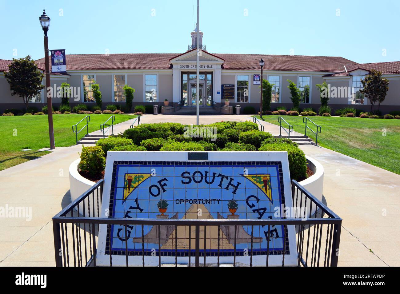 SOUTH GATE (Los Angeles County), California: SOUTH GATE City Hall at ...