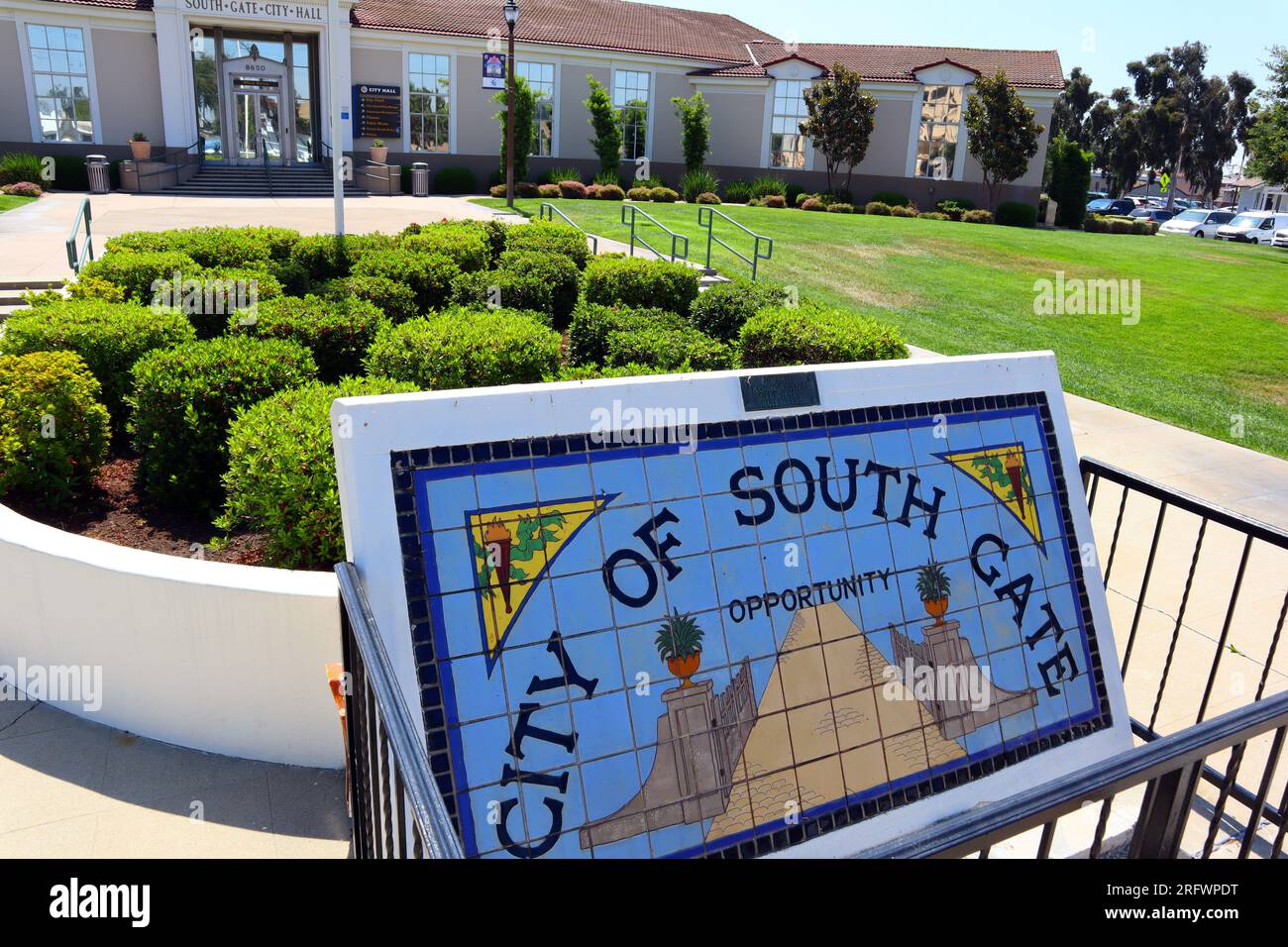 SOUTH GATE (Los Angeles County), California: SOUTH GATE City Hall at ...