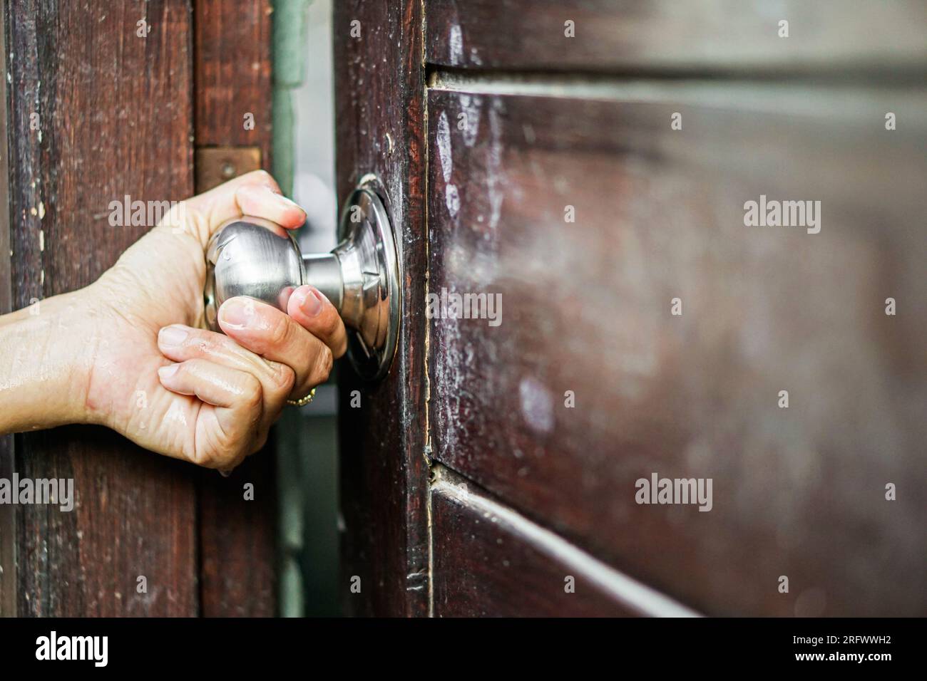 Opening office doors hi-res stock photography and images - Alamy
