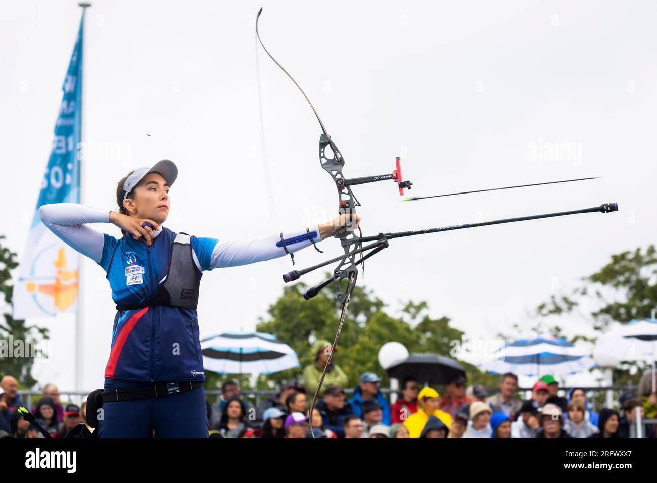 Recurve bow women hi-res stock photography and images - Alamy