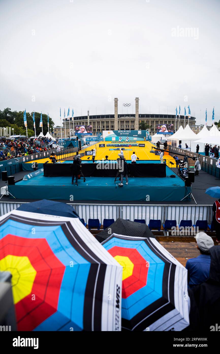 Recurve bow women hi-res stock photography and images - Alamy