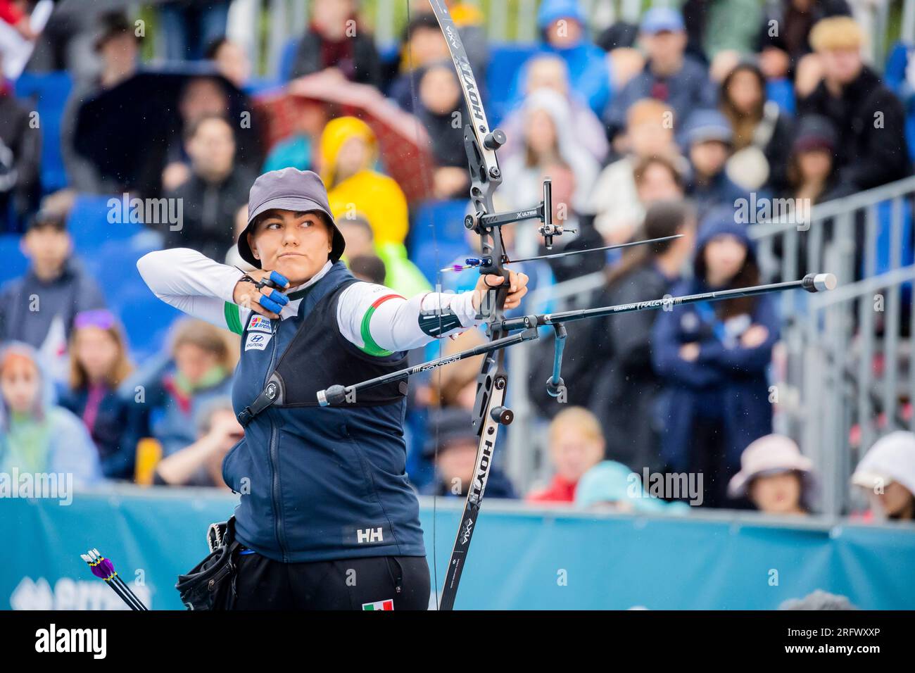 Recurve bow women hi-res stock photography and images - Alamy