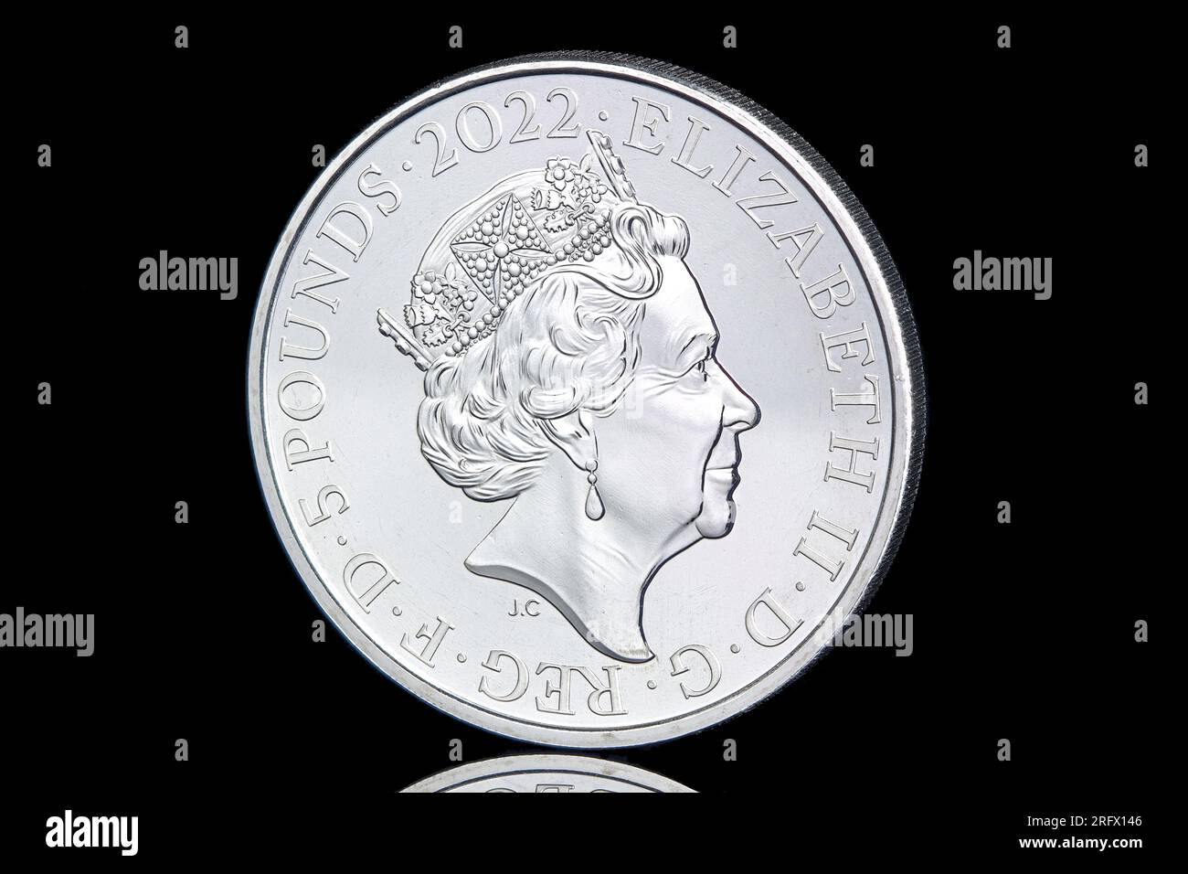 2022 £5 coin featuring the 5th coin portrait of Queen Elizabeth II by ...