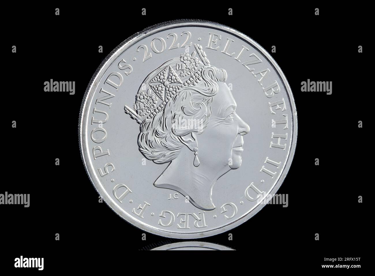 2022 £5 coin featuring the 5th coin portrait of Queen Elizabeth II by ...