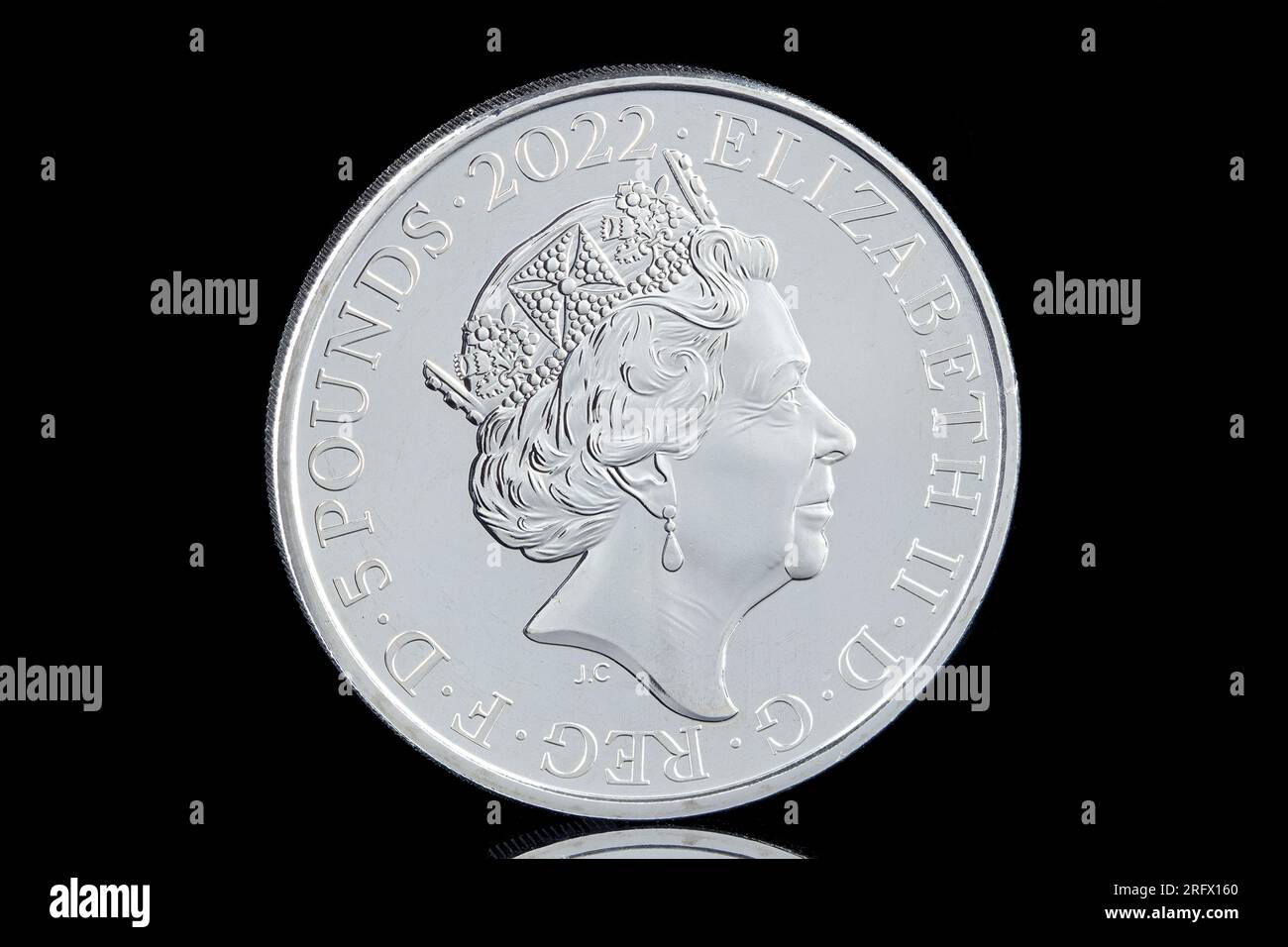 2022 £5 coin featuring the 5th coin portrait of Queen Elizabeth II by ...