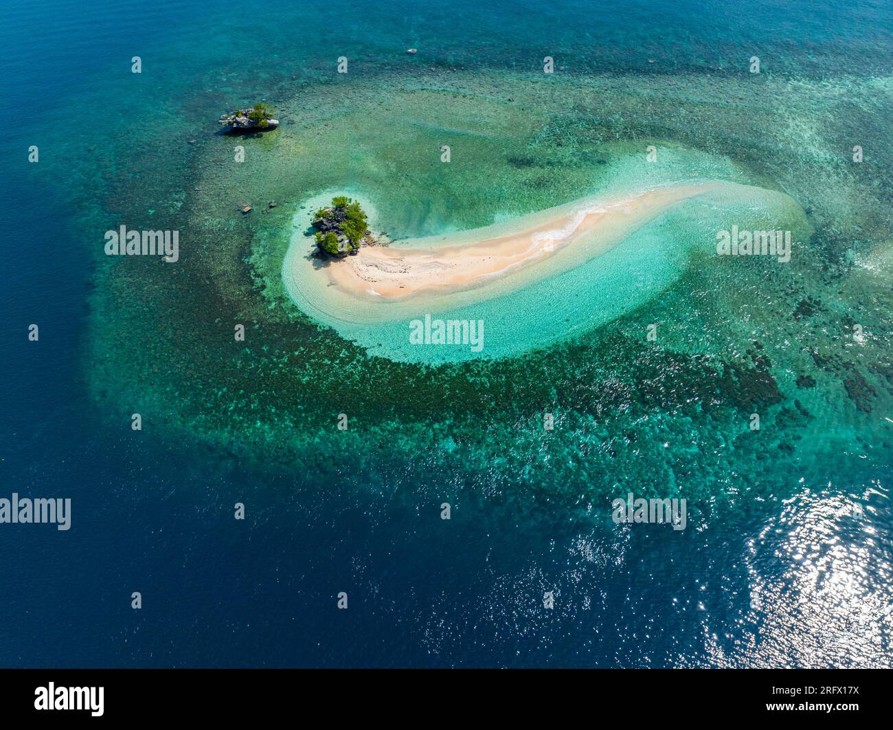 Beautiful sandy beach and turquoise water atoll. Millari Island ...