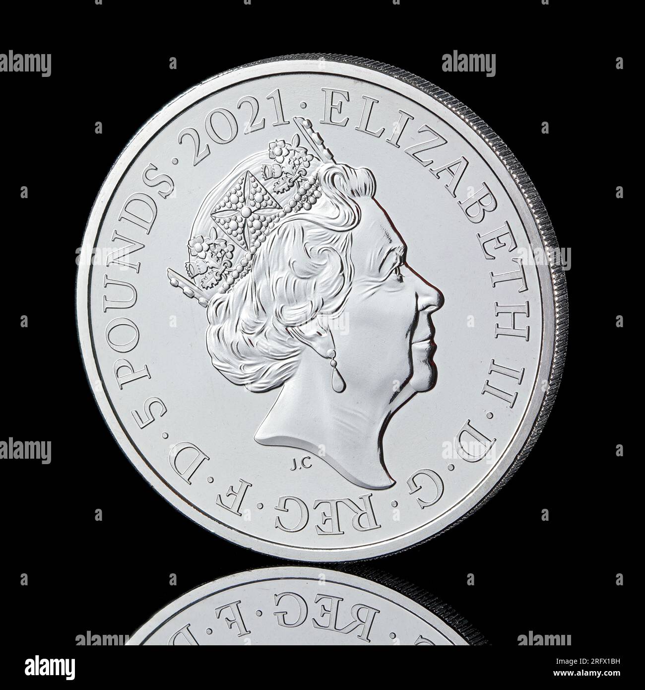 £5 coin featuring the 5th coin portrait of Queen Elizabeth II by Jody ...