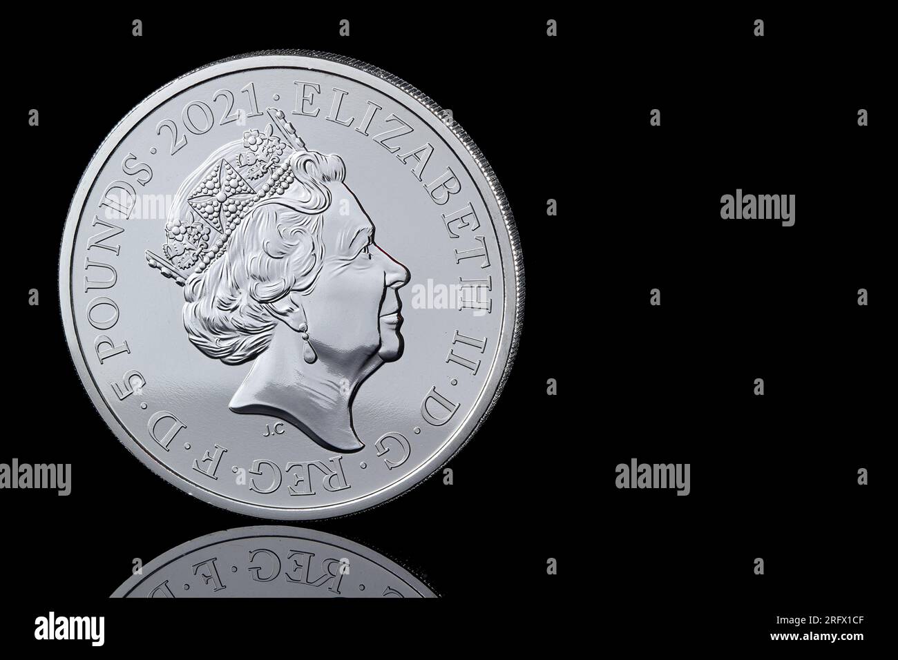 £5 coin featuring the 5th coin portrait of Queen Elizabeth II by Jody ...