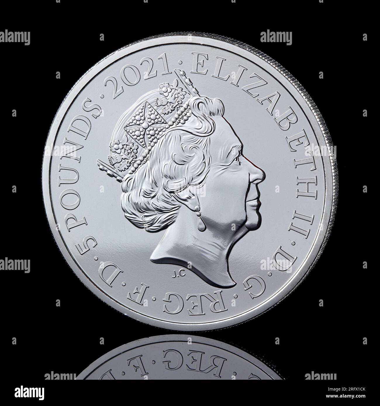 £5 coin featuring the 5th coin portrait of Queen Elizabeth II by Jody ...