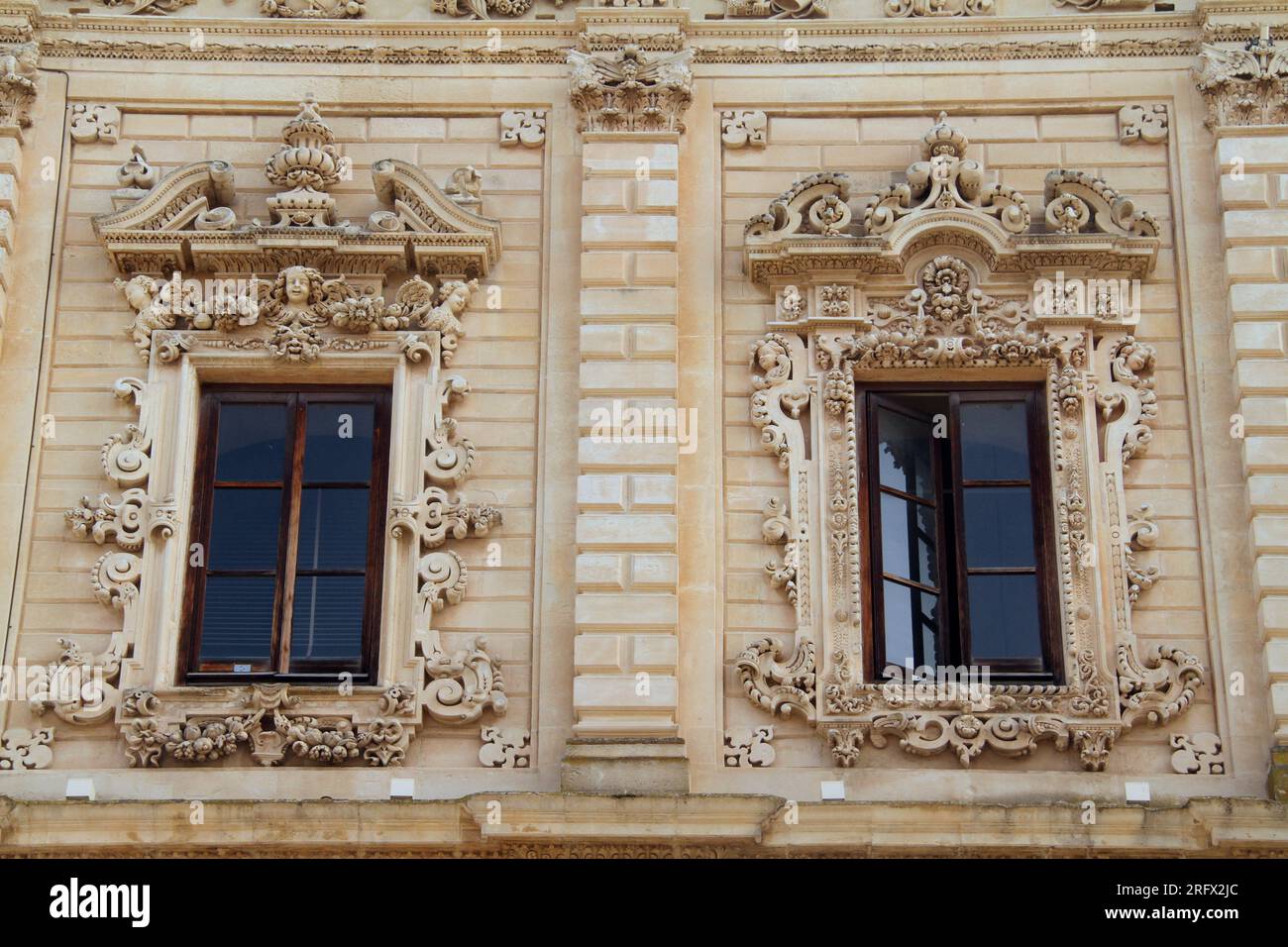 Baroque palazzo window hi-res stock photography and images - Alamy