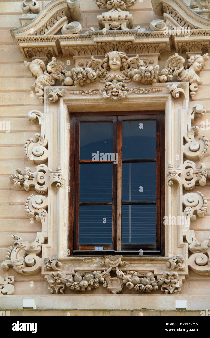 Baroque palazzo window hi-res stock photography and images - Alamy