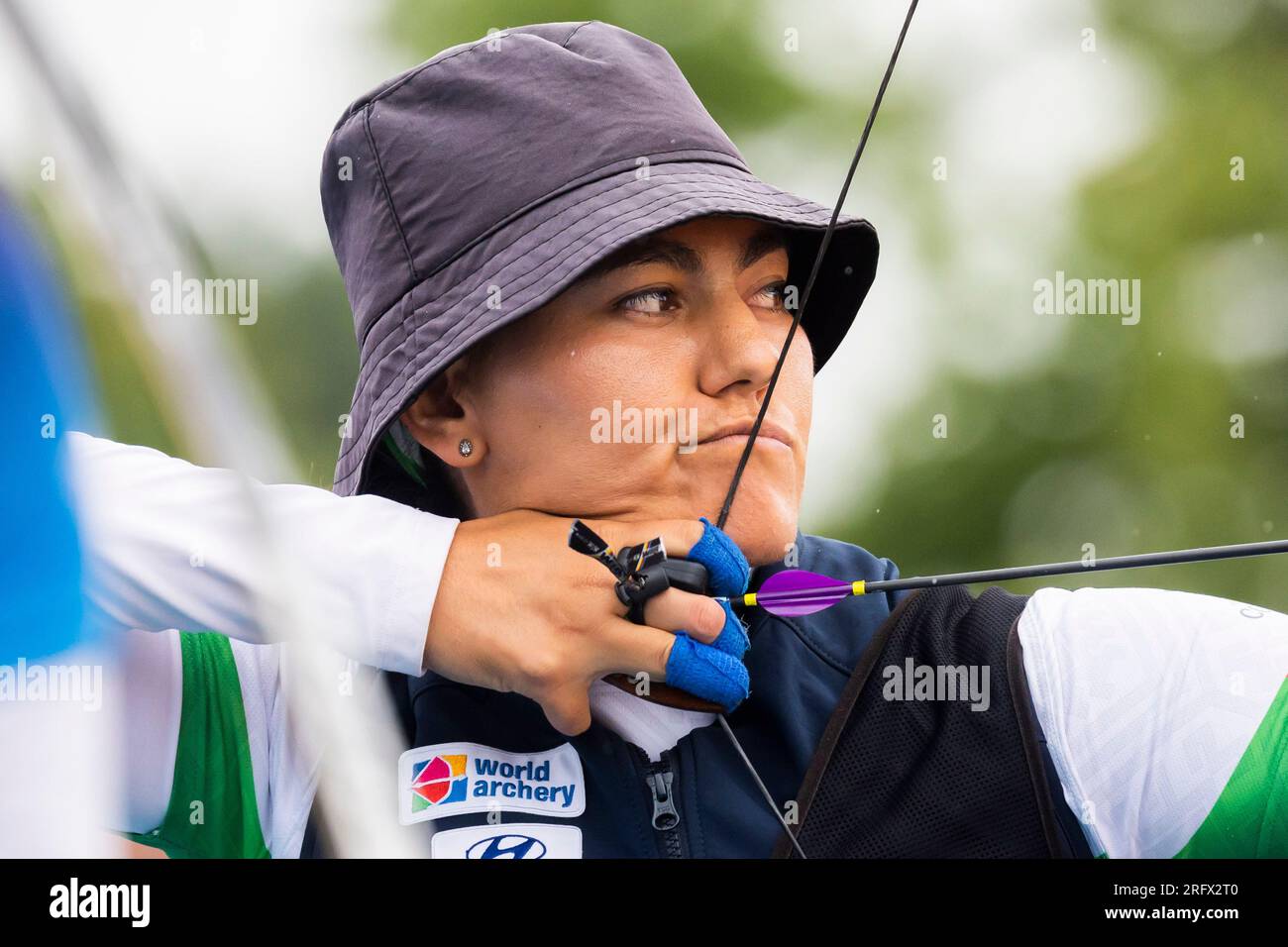 Recurve bow women hi-res stock photography and images - Alamy