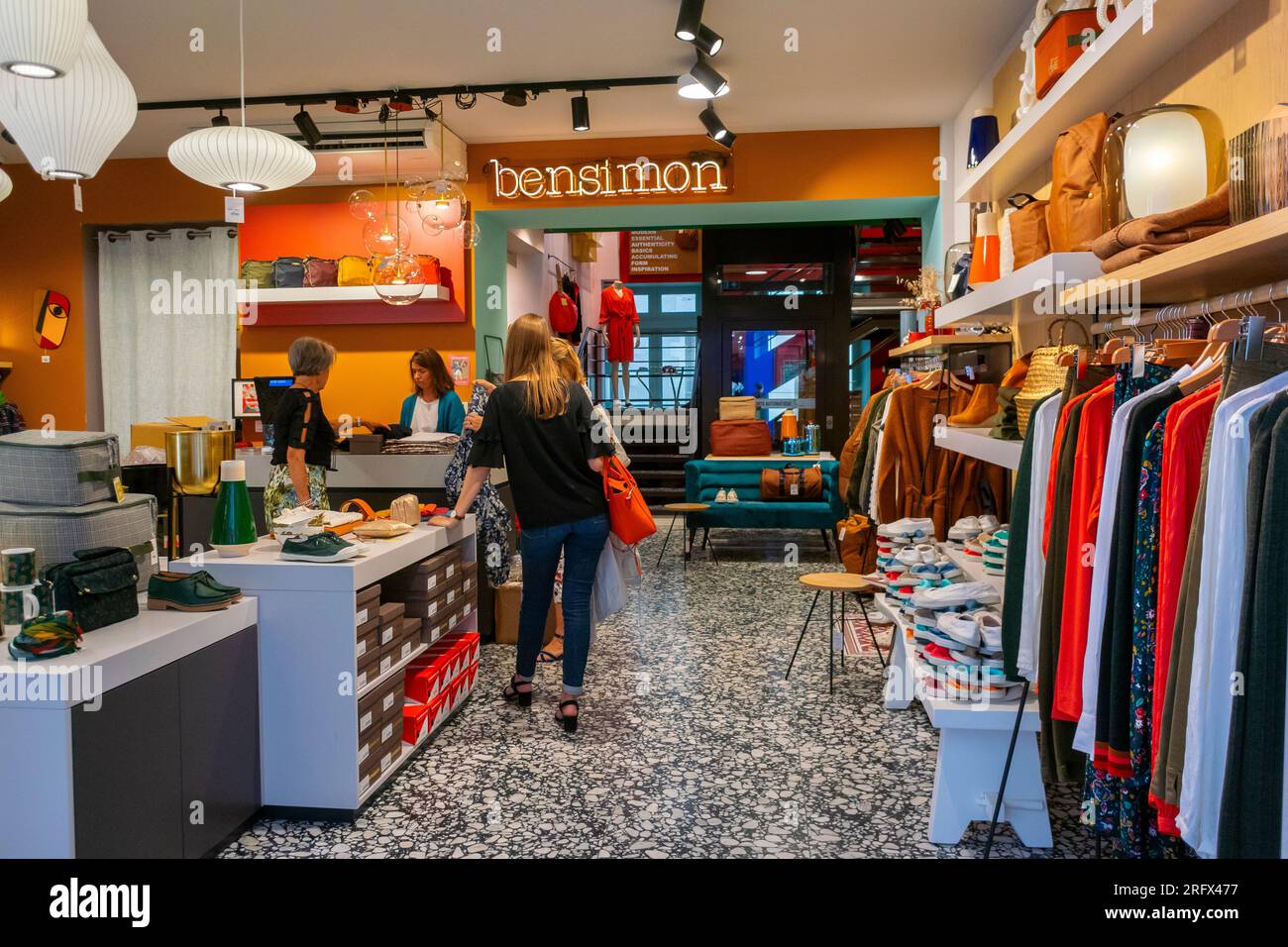 Young adults shopping editorial hi-res stock photography and images - Alamy