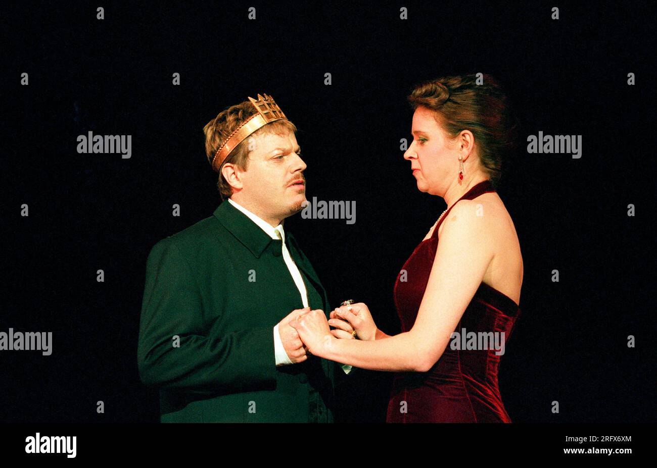 Eddie Izzard (King Edward II), Vicki Pepperdine (Queen Isabella) in ...