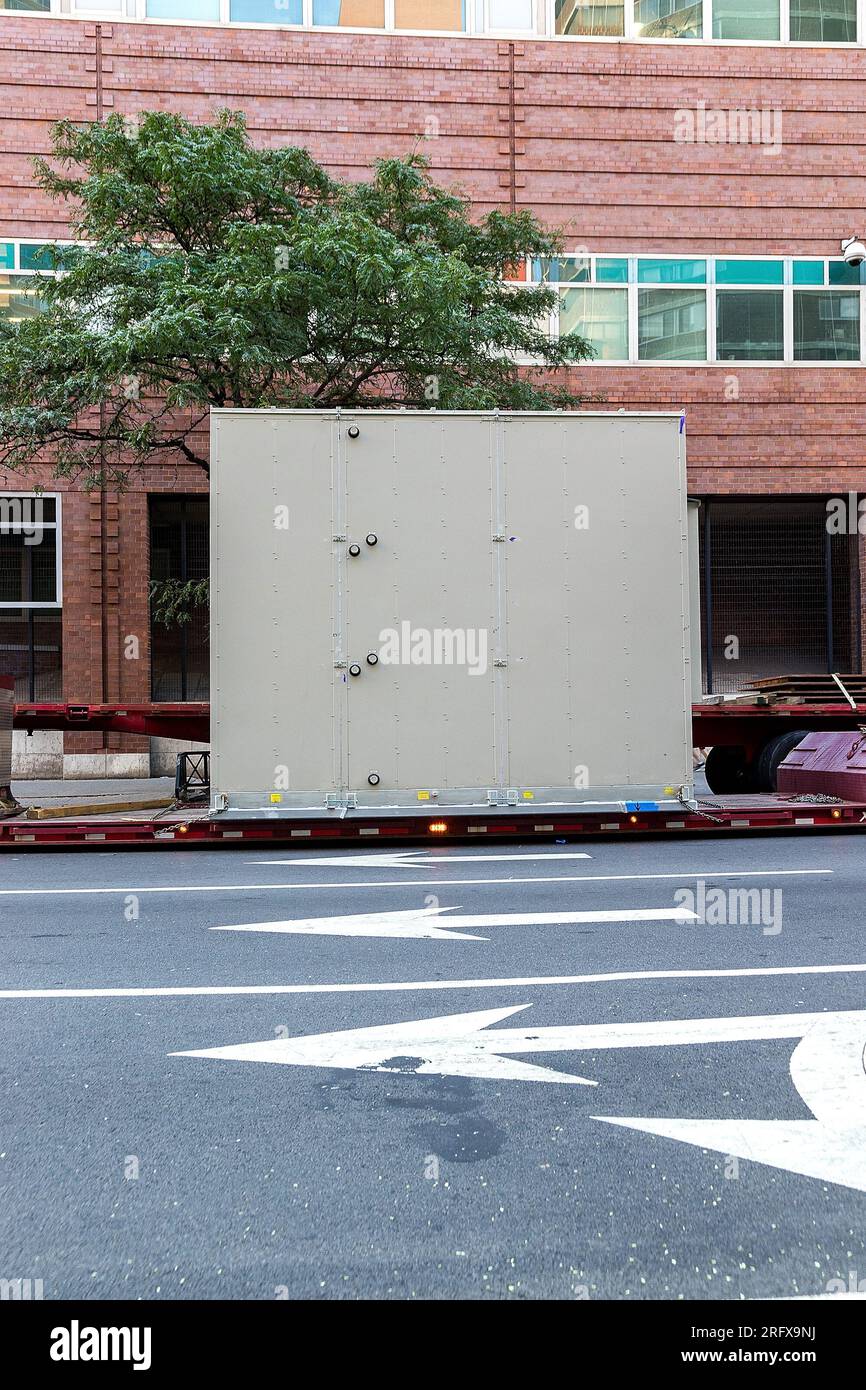 New York, NY, USA. 6th Aug, 2023. AC Unit on a flatbed truck at the ...